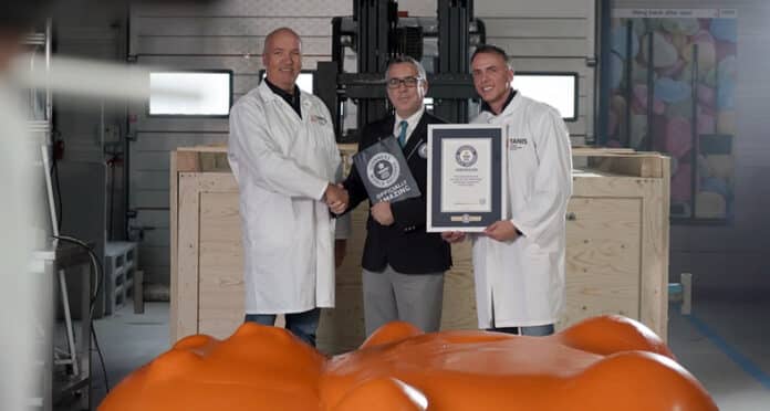 Tanis vestigt wereldrecord met gieten van grootste gummybeer | Pack Online
